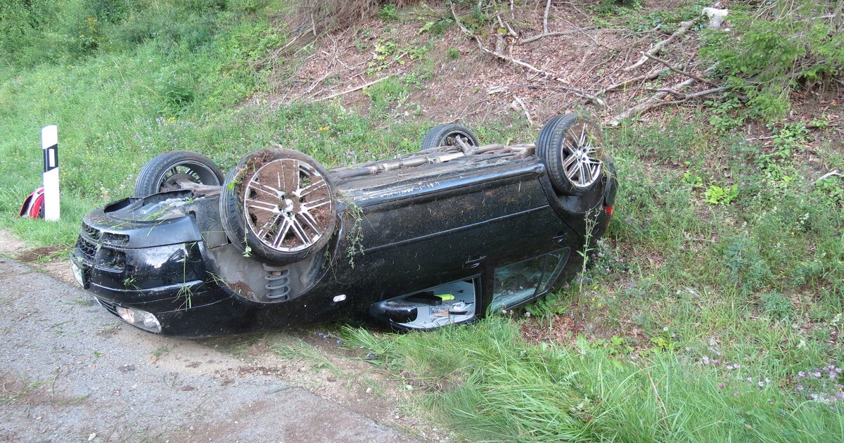 Golf aufs Dach gelegt – Unfall geht glimpflich aus | Radio Ramasuri