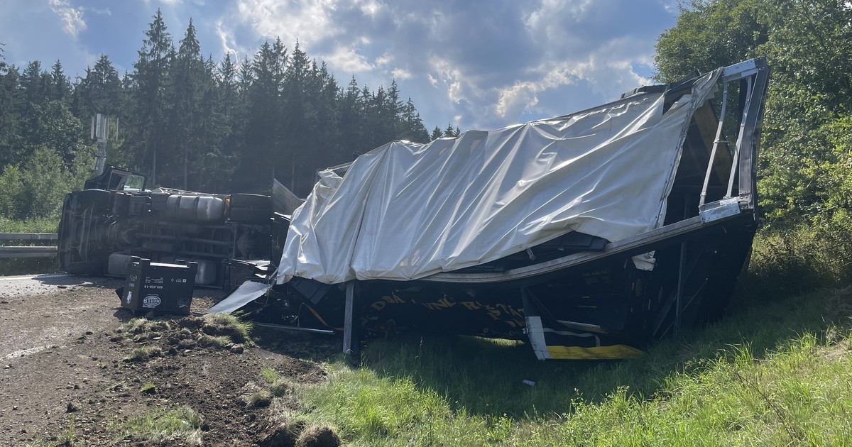 Lastwagen kippt auf Autobahn um | Radio Ramasuri