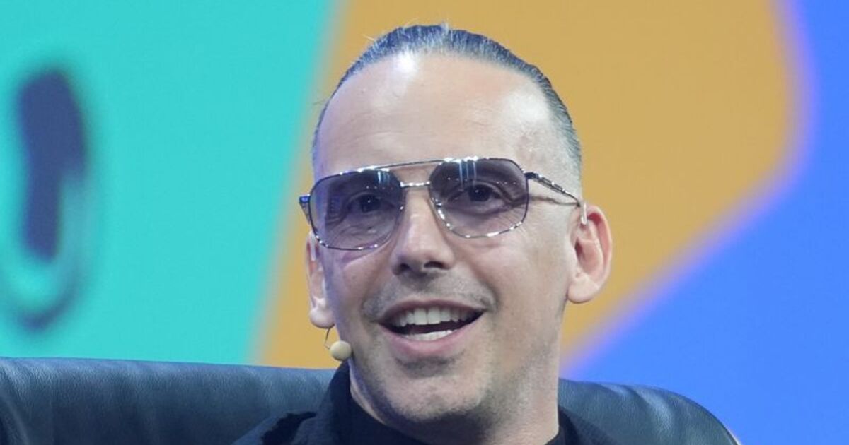 Heiratsantrag vor Privatjet – Rapper RAF Camora ist verlobt | Radio ...